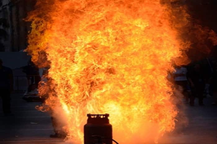 Major Fire Breaks Out at Wadia Hospital in Mumbai, 8 Fire Tenders Rush ...