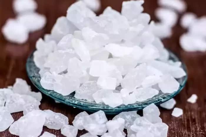 चेहरा हो या बाल फिटकरी है दोनों के लिए उपयोगी, जानें फिटकरी से जुड़े ये ...