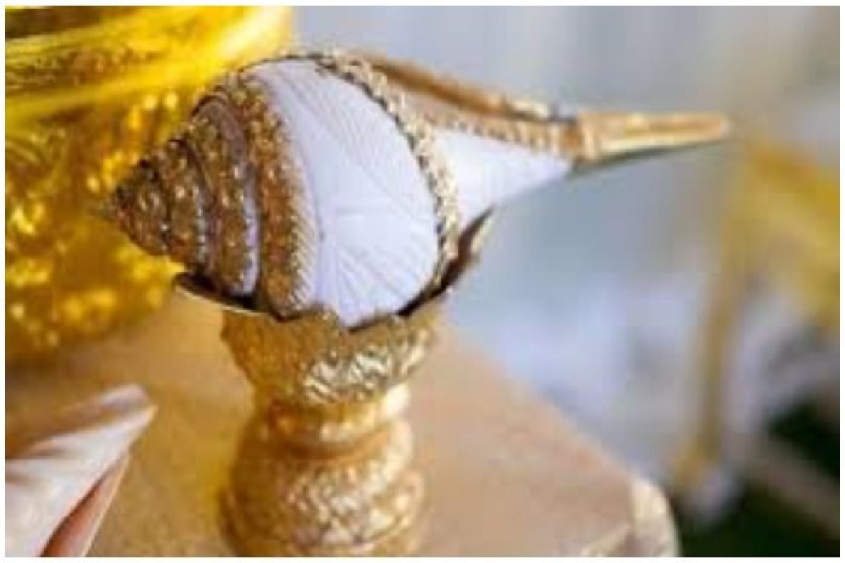 इस दिन घर में लेकर आएं शंख, जानें मंदिर में रखने की सही दिशा