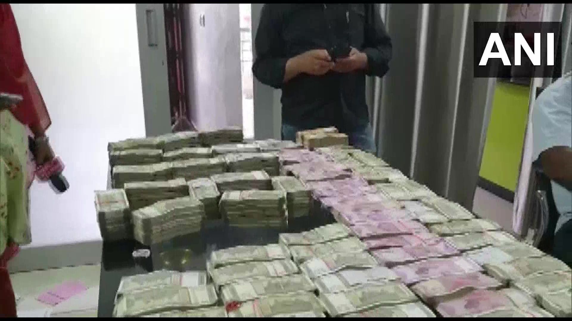 बिहार का धनकुबेर इंजीनियर, घर में मिला नोटों का पहाड़, सोने-चांदी के ...