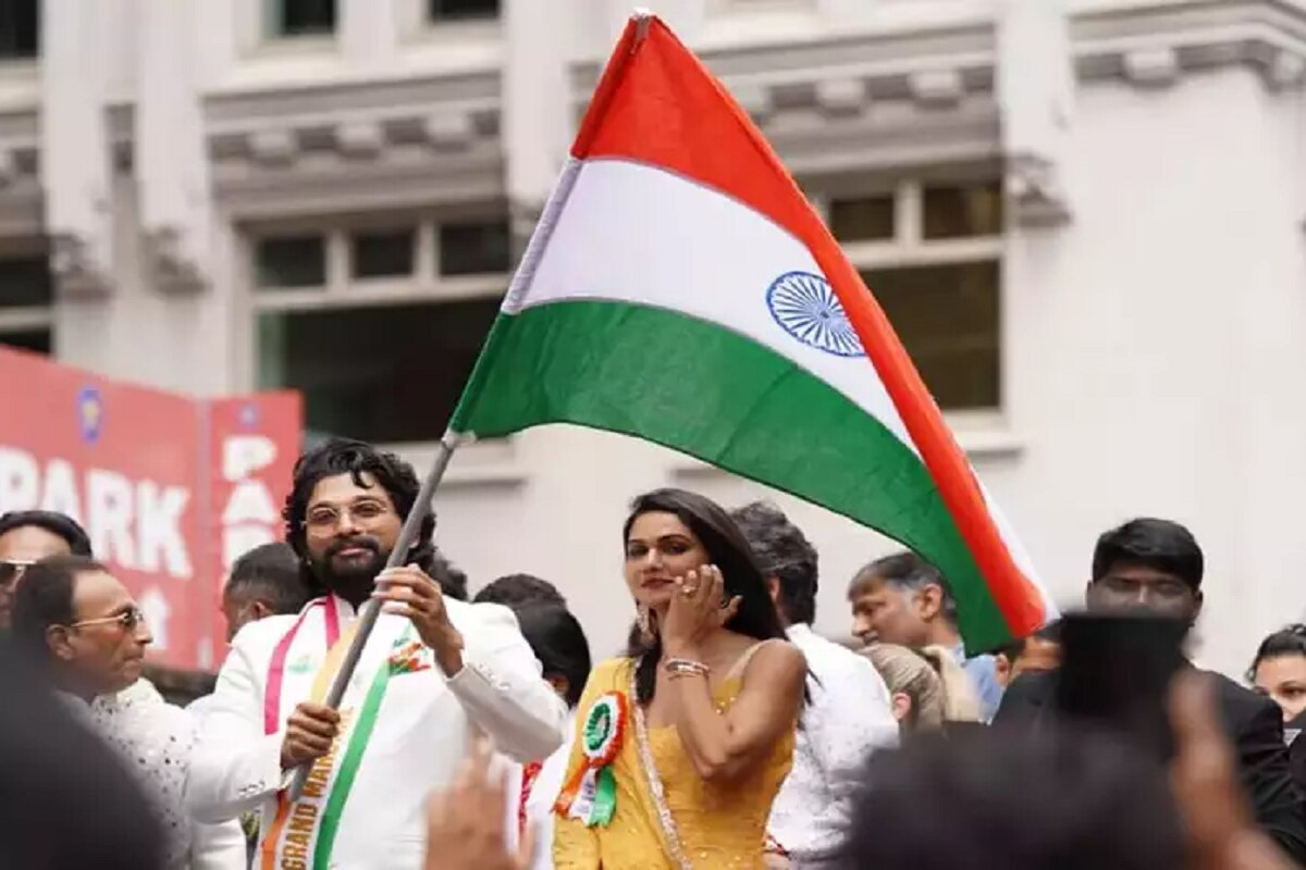 Allu arjun in new york: न्यूयॉर्कच्या रस्त्यावर पत्नीसह तिरंगा घेऊन ...