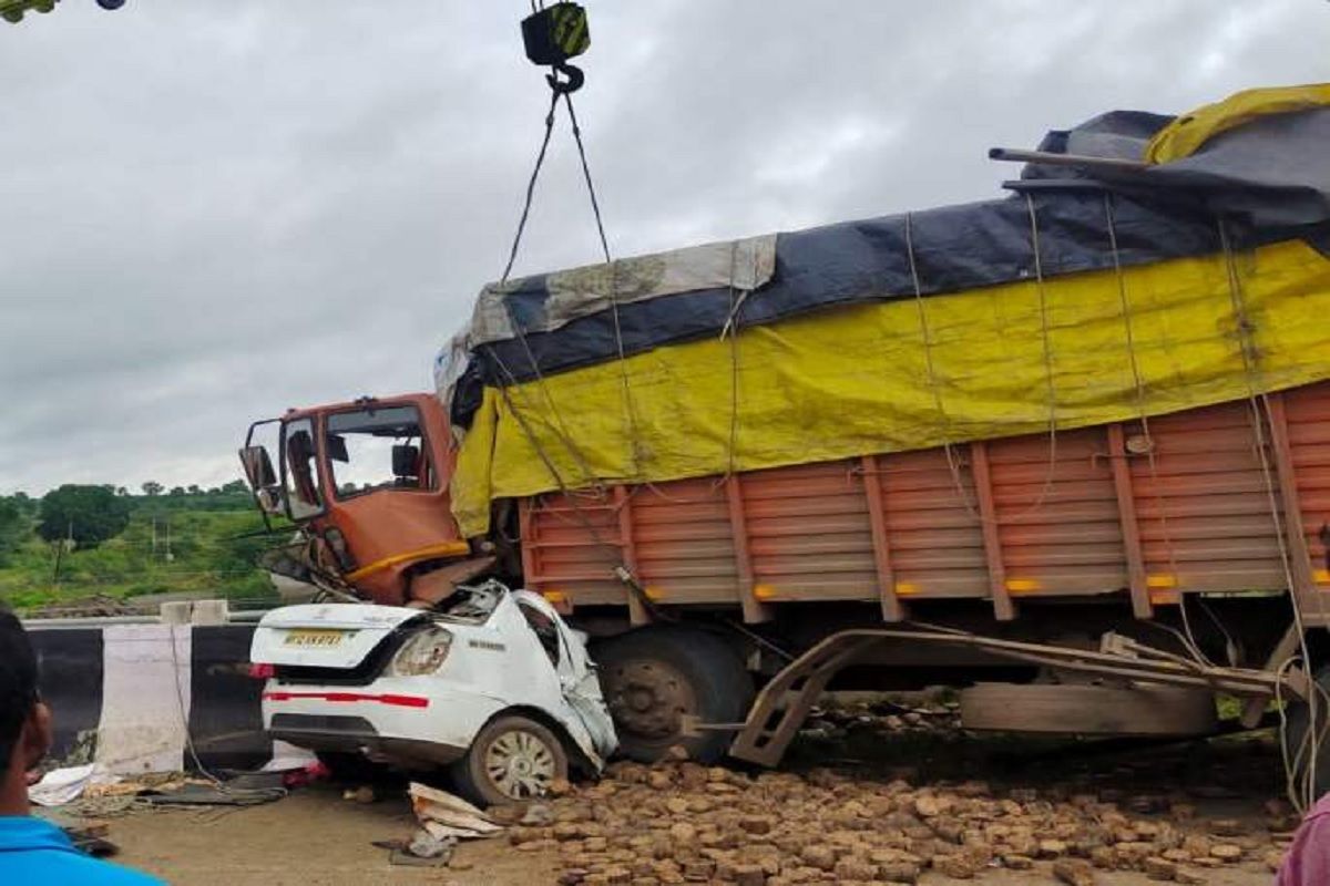 Beed Road Accident: रविवार ठरला घातवार! लग्नसोहळ्यासाठी निघालेल्या ...