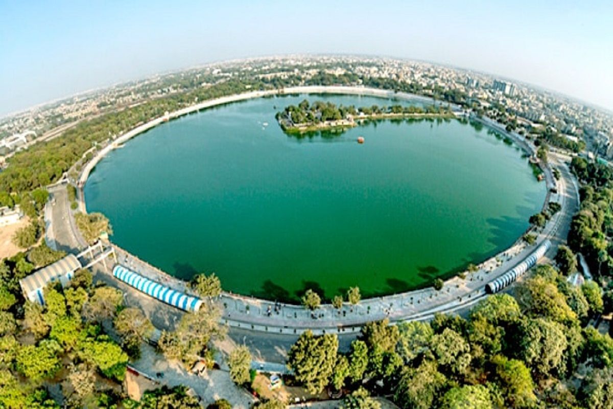 Kankaria Lake: 500 साल से भी पहले की है ये झील, यहां लीजिए बोटिंग का लुत्फ