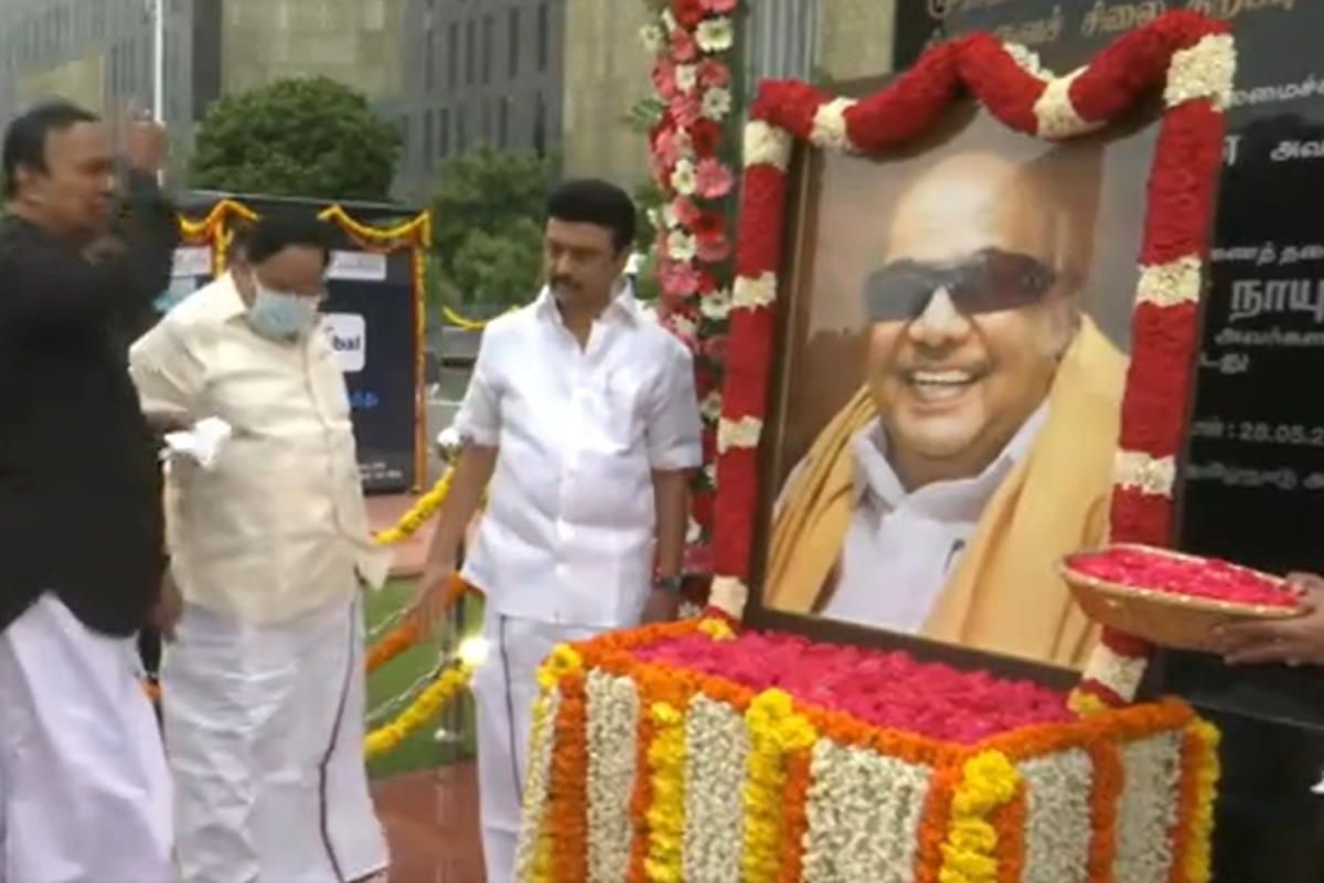 M. Karunanidhi Death Anniversary: तमिलनाडु के सीएम समेत DMK के नेताओं ने करुणानिधि को अर्पित की ...