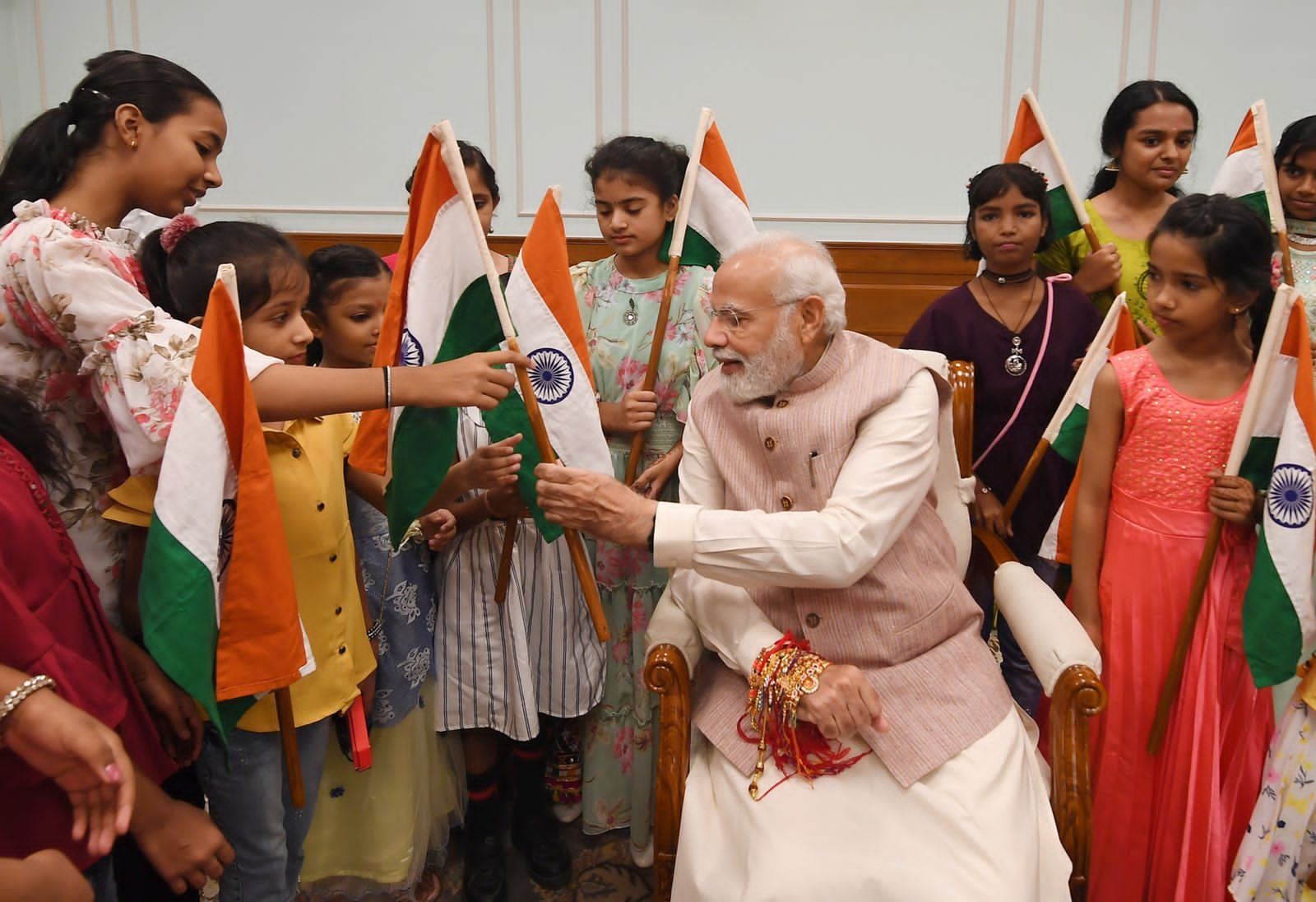 रक्षाबंधन के लिए पहुंची बच्चियों को पीएम मोदी ने थमाया राष्ट्रध्वज,