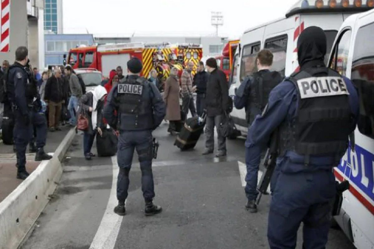 BREAKING: Knife Attack in Paris Attacker Shot Dead