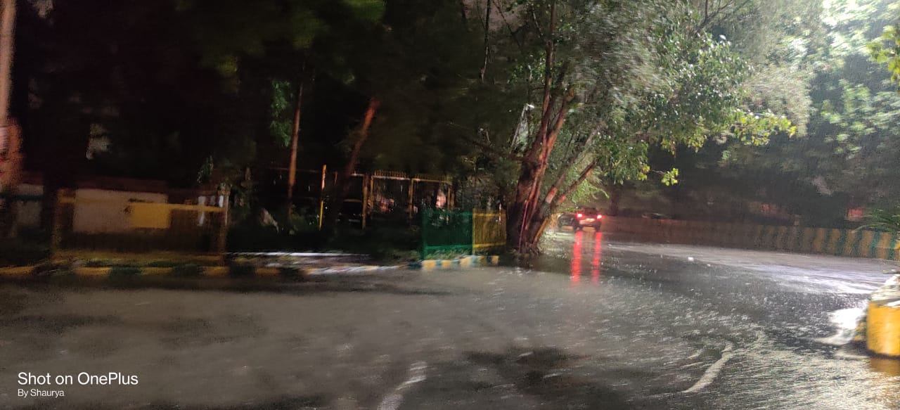 Heavy Rain Lashes Parts of Delhi-NCR; Waterlogging in Many Areas, Traffic Police Issue Alerts