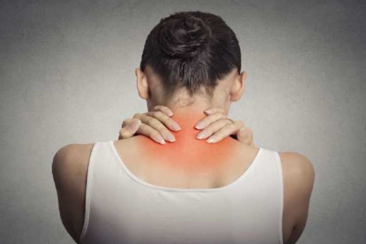Neck Pain: गर्दन में है दर्द? जानिए इसके प्रकार, कारण और असहनीय पीड़ा ...