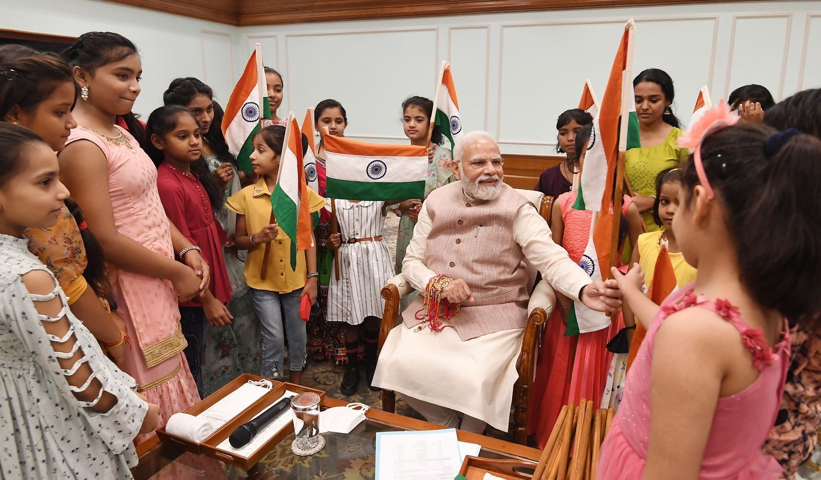 रक्षाबंधन के लिए पहुंची बच्चियों को पीएम मोदी ने थमाया राष्ट्रध्वज,