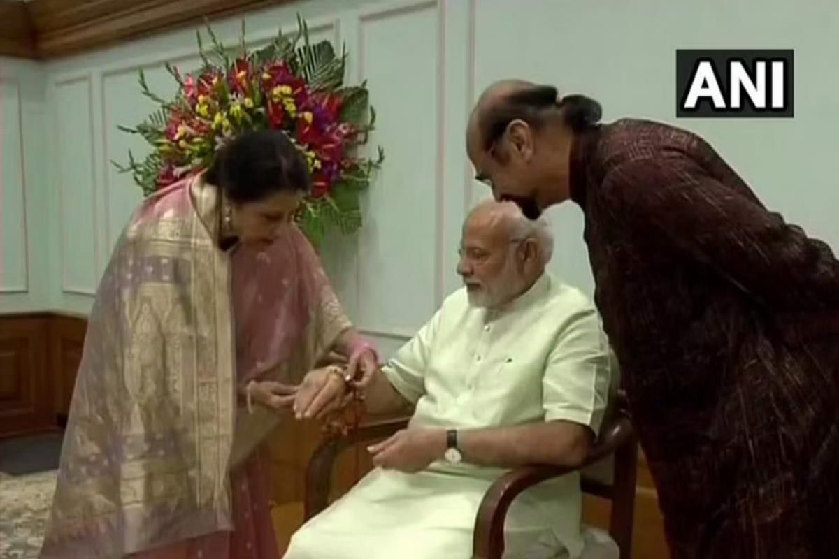 पाकिस्तानी महिला ने भेजी PM Modi को राखी, भेजा खास पत्र; जिसकी हो रही ...