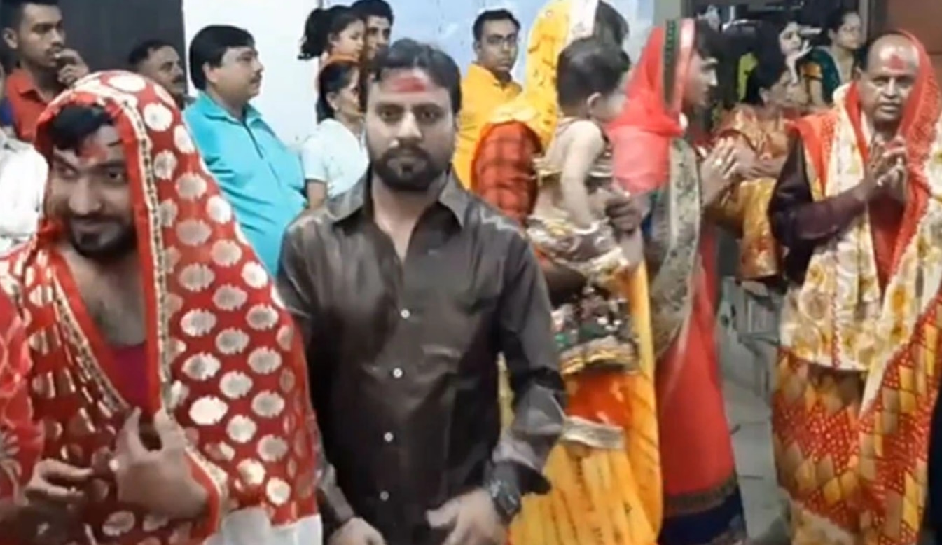 In Unique Navratri Tradition, Men in Gujarat Wear Sarees And Perform ...