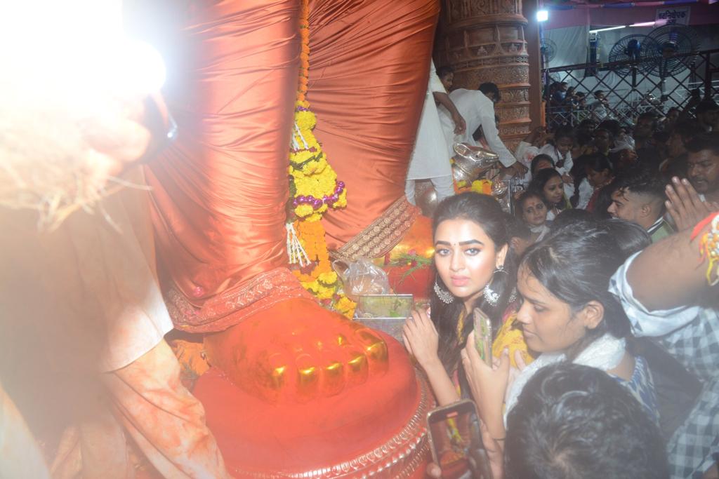 Tejasswi Prakash Vists Lalbaugcha Raja Sans Karan Kundrra, Naagin 6 ... Tejasswi Prakash Vists Lalbaugcha Raja Sans Karan Kundrra, Naagin 6 ...