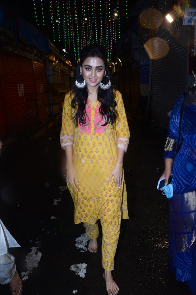 Tejasswi Prakash Vists Lalbaugcha Raja Sans Karan Kundrra, Naagin 6 ... Tejasswi Prakash Vists Lalbaugcha Raja Sans Karan Kundrra, Naagin 6 ...