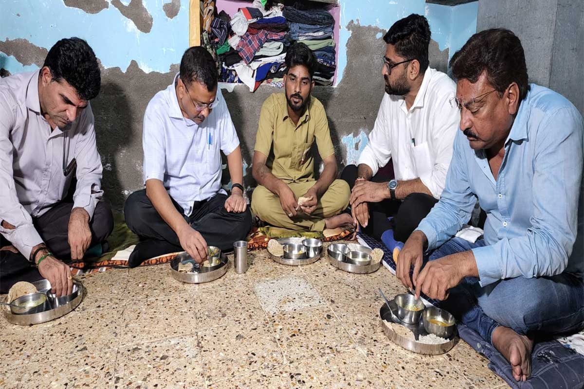 अरविंद केजरीवाल ने अहमदाबाद में ऑटो चालक के घर खाना खाया, बोले- ह्रदय ...