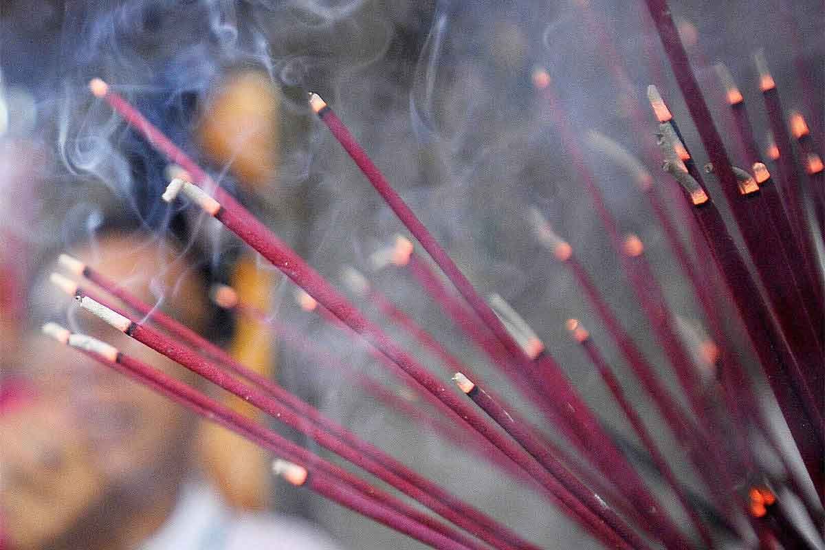 Benefits of Incense : तुम्ही घरात देवासमोर धूप, उदबत्ती पेटवता? जाणून ...