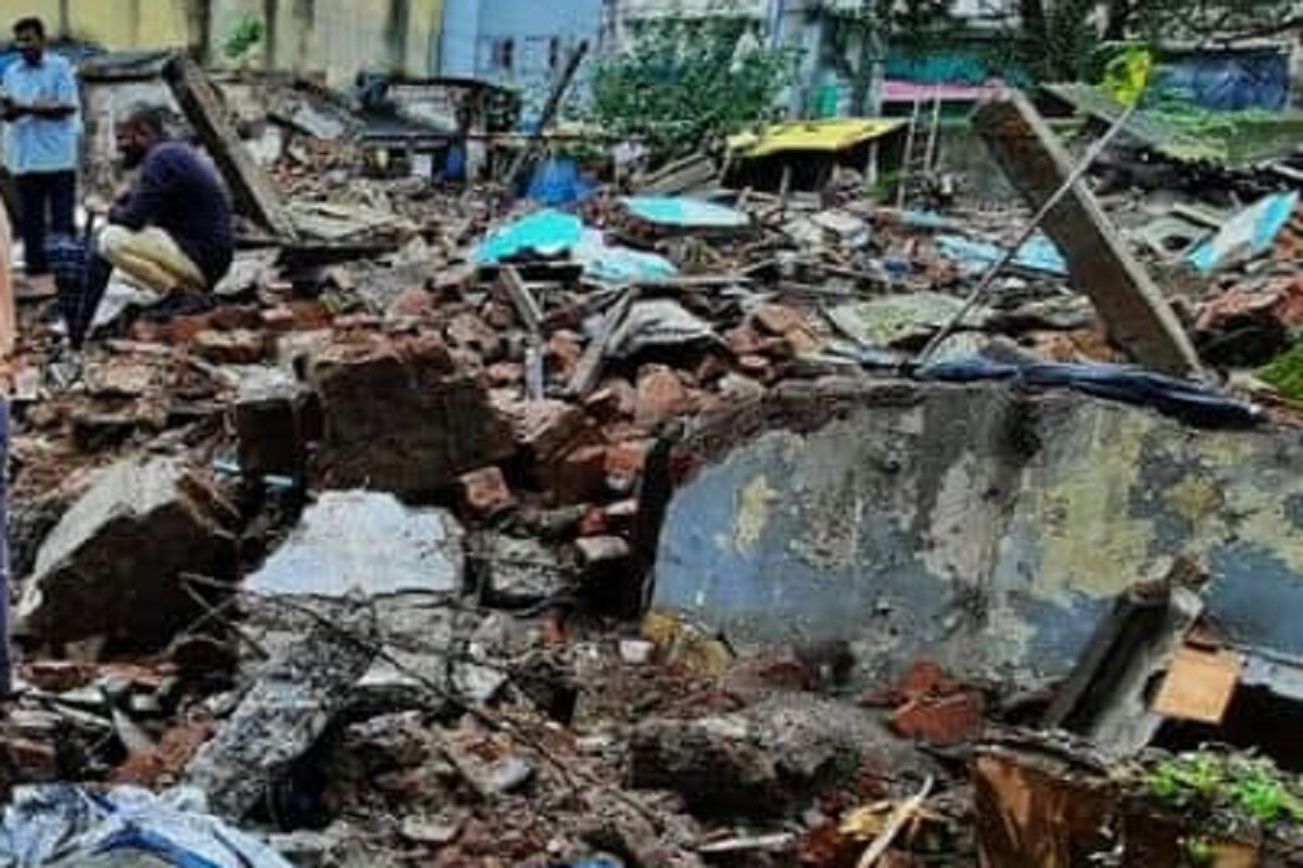 Bhiwandi News: मंगल कार्यालयाची धोकादायक भिंत घरांवर कोसळली, 3 ...