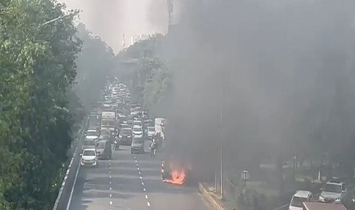 Video Moving Car Catches Fire Near DND Flyway Traffic Disrupted WATCH