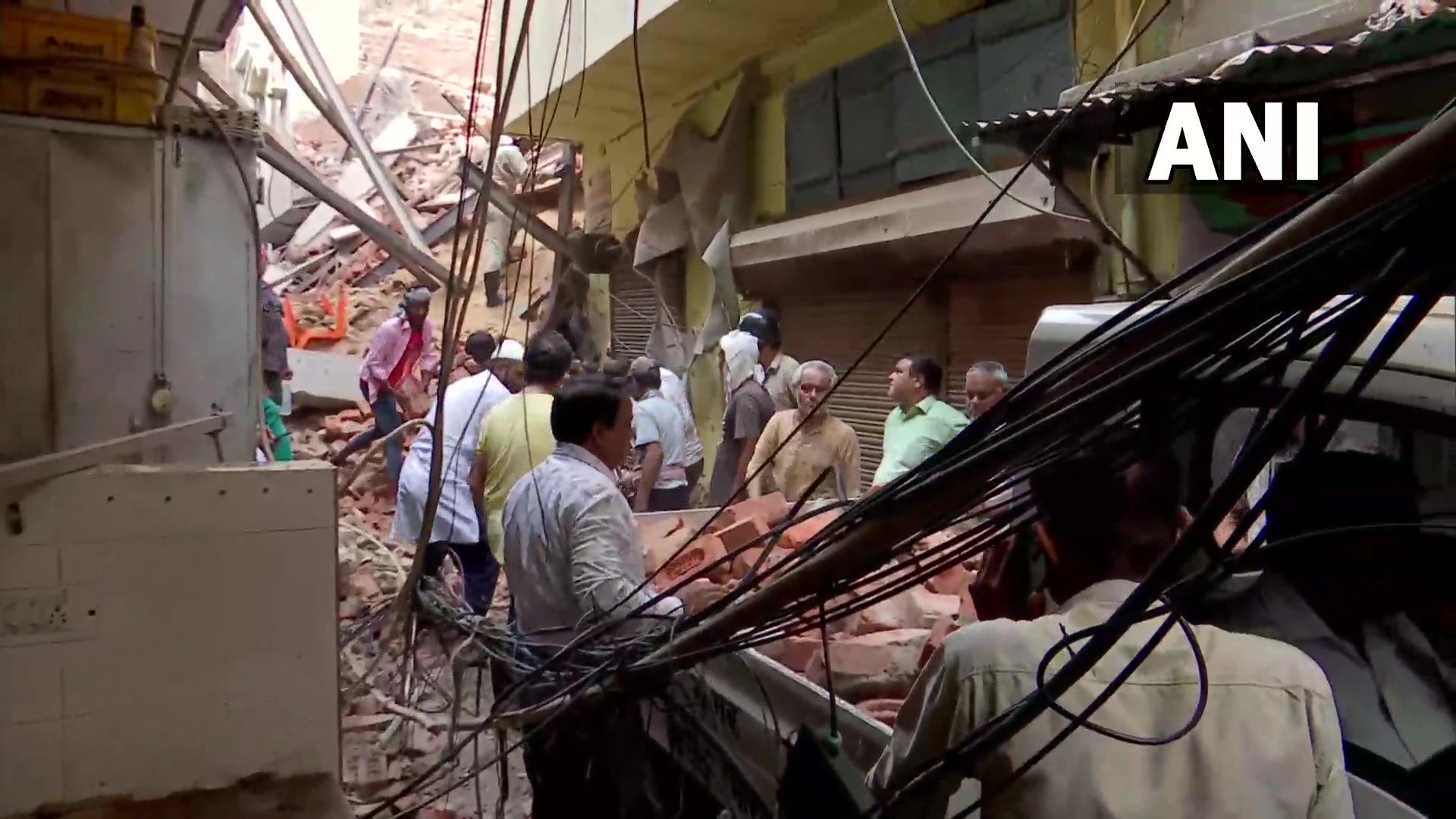 2 Injured 5 Feared Trapped After Building Collapses In Delhi Azad ...