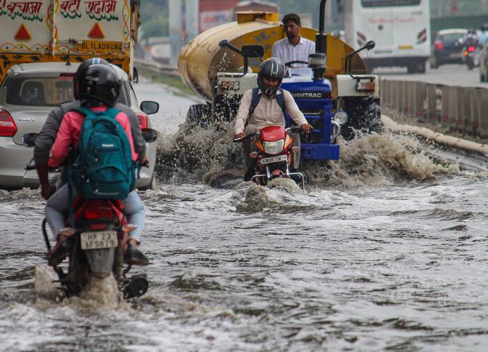 Gurugram Rains: Commuters Wade Through Waterlogged Delhi-Gurugram Expressway | Watch