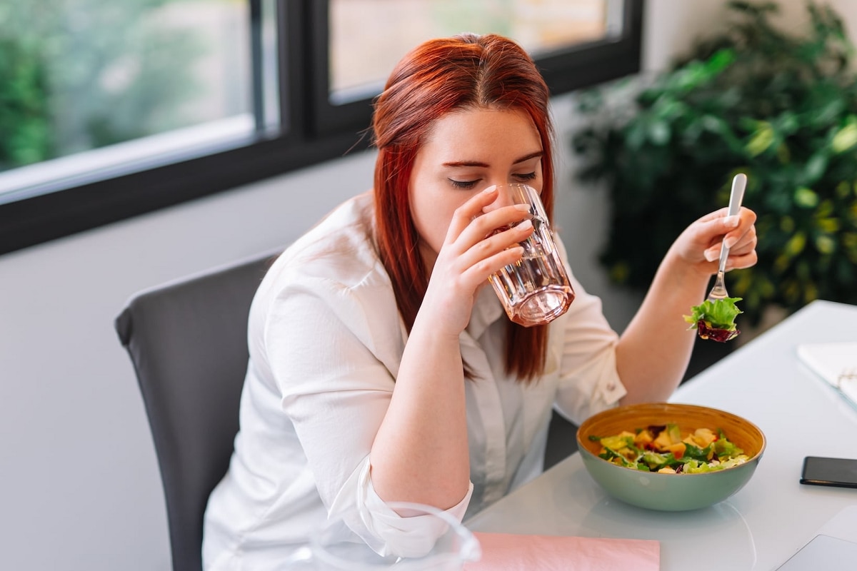 Drinking Water During Eating: जेवण करताना तुम्हालाही पाणी पिण्याची सवय आहे का? आरोग्याला होऊ ...