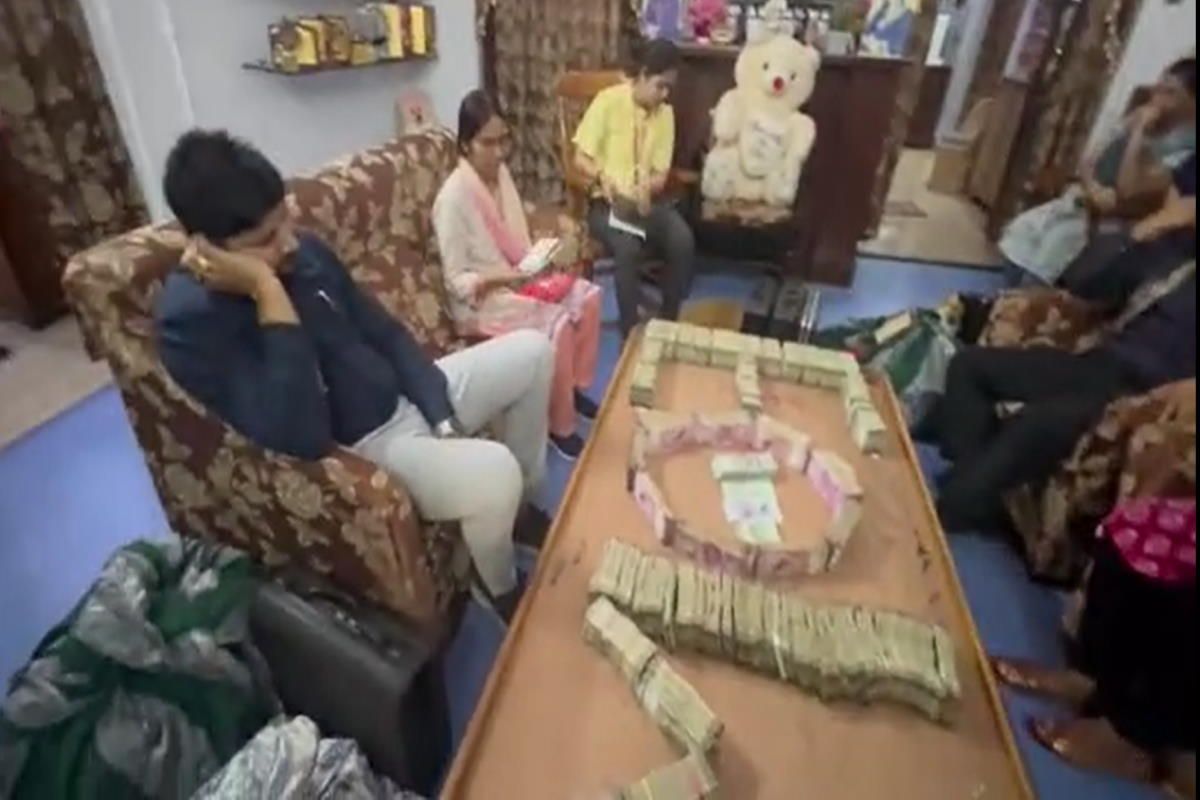 मध्य प्रदेश में ईसाई धर्म गुरु के घर EOW का छापा, भारी मात्रा में कैश बरामद