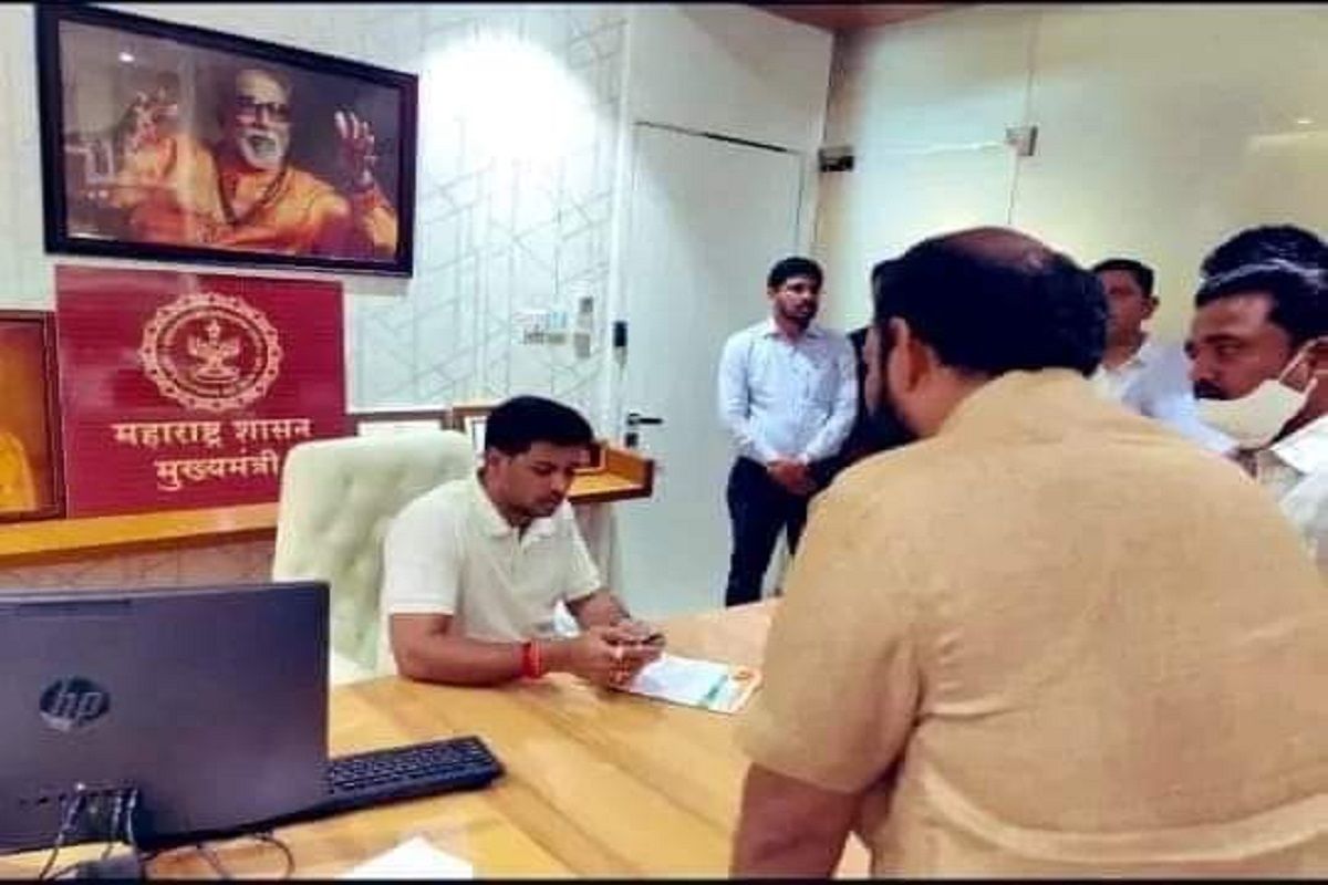 CM की कुर्सी पर नजर आए एकनाथ शिंदे के बेटे, Photo वायरल होने पर उद्धव ...