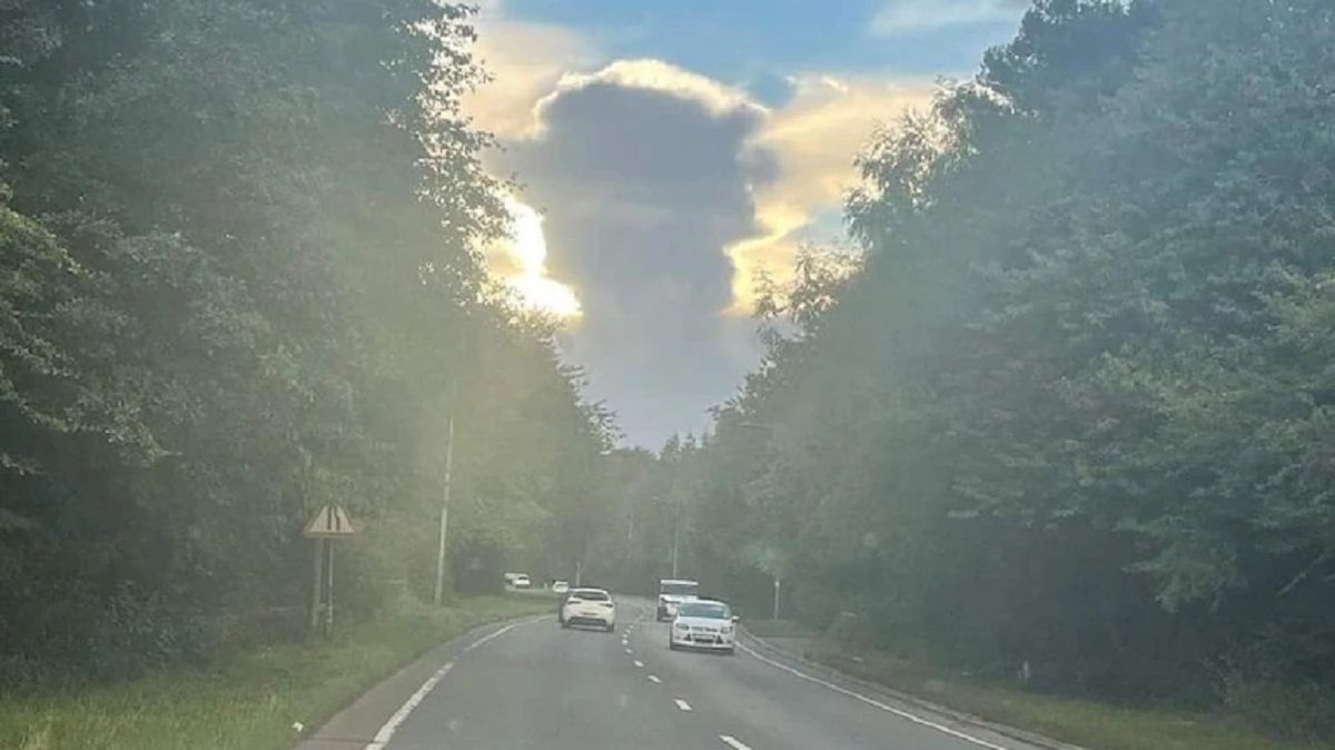 Cloud Formation Resembling Queen Elizabeth Floats Over UK Town Moments ...