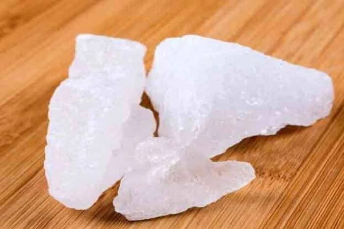 फिटकरी का उपाय: कर्ज से मुक्ति दिलाएगा फिटकरी का छोटा सा टुकड़ा ...