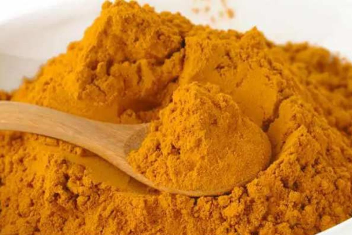 Halad khanyache Nuksan: आरोग्यदायी असलेली हळदही ठरू शकते हानिकारक, या ...
