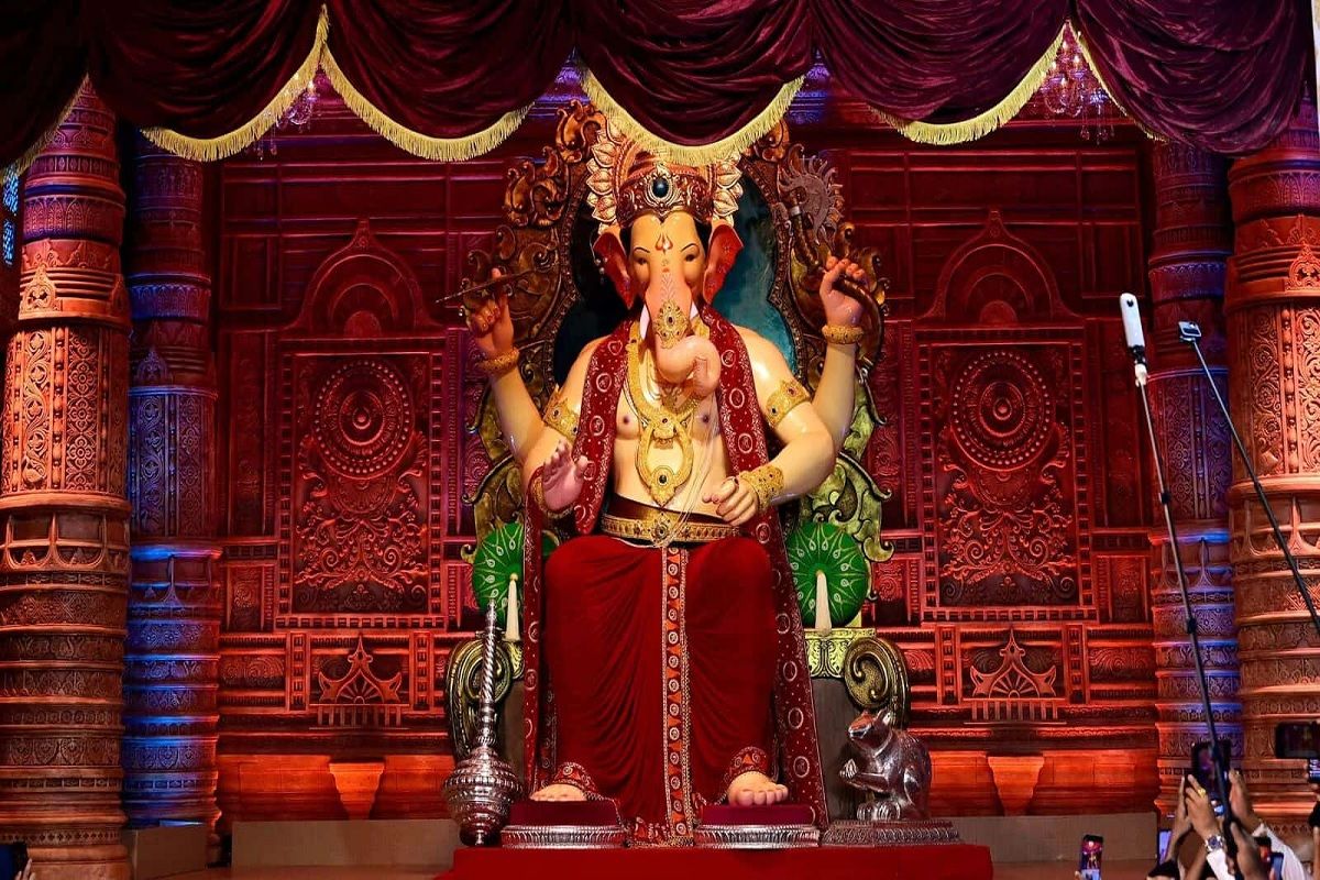 Lalbaugcha Raja Auction 2022 : लालबागच्या राजाच्या चरणी अर्पण ...