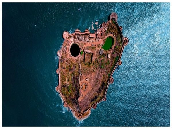History In Waters Explore These Remarkable Sea Forts And Palaces In India