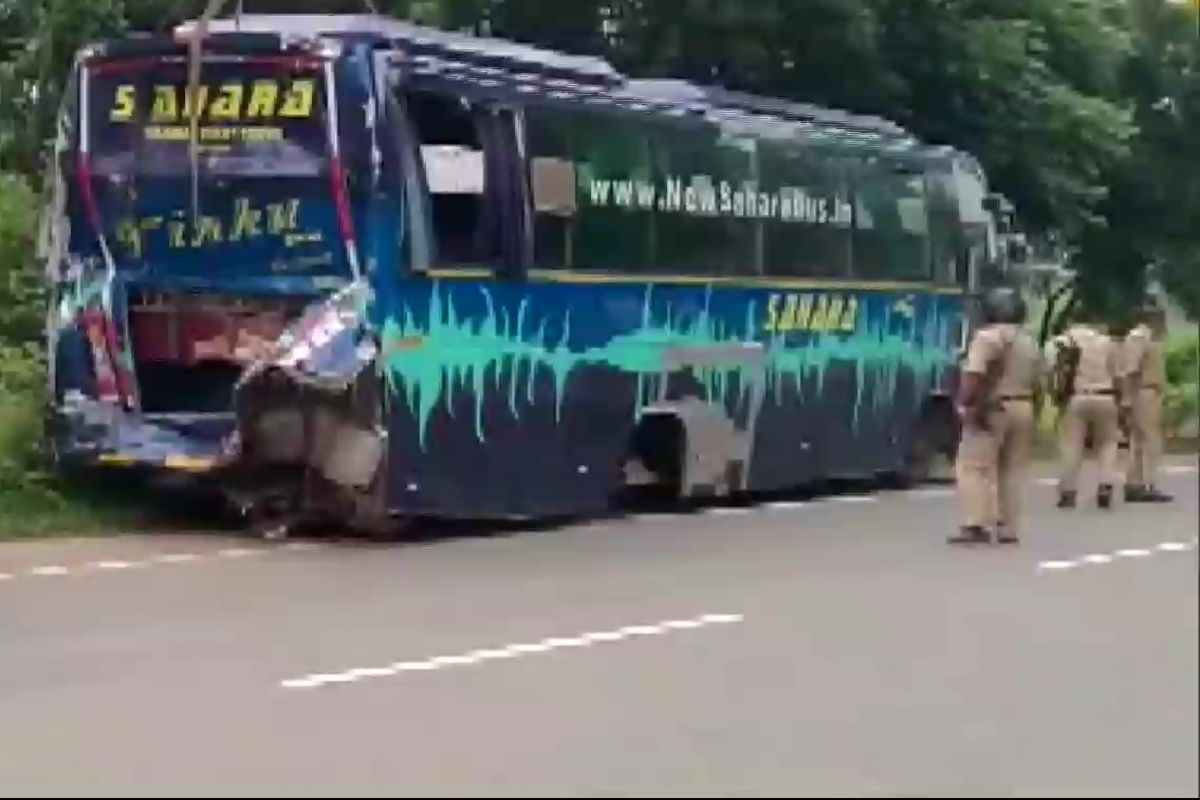 4 Dead, Several Injured As Truck Rams Into Parked Bus In Uttar Pradesh