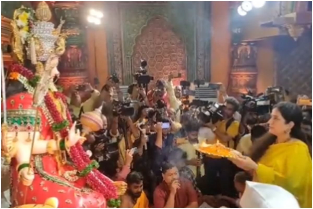 Maharashtra News: एकनाथ शिंदे से जुड़े नवरात्रि कार्यक्रम में पहुंचीं ...