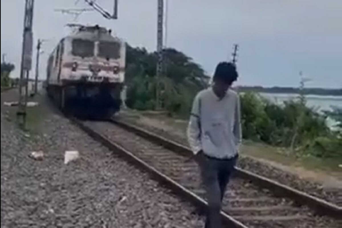 Viral Video: रेल्वे ट्रॅकवर रील शूट करणे पडले महागात, काळजाचा थरकाप ...