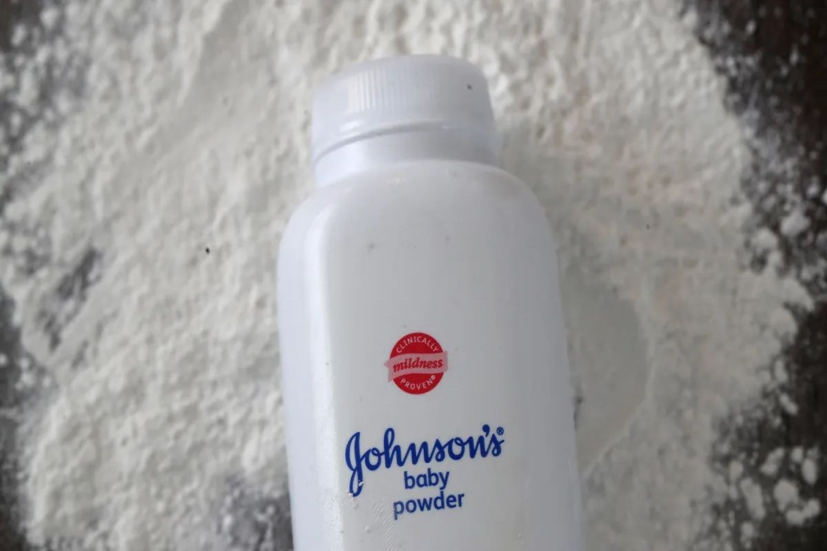 Johnson and Johnson बेबी पावडरचा उत्पादन परवाना कायमस्वरुपी रद्द, FDA ...