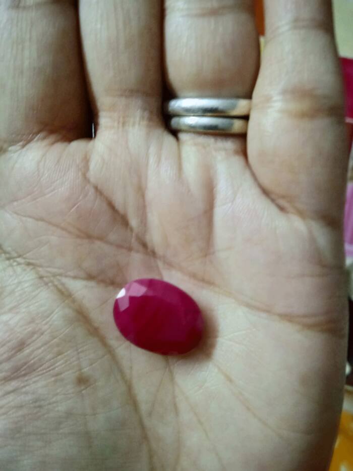 Manik Gemstone: नौकरी करने में आ रही है दिक्कत, पहने ये रत्न, रातों-रात चमकाता है किस्मत