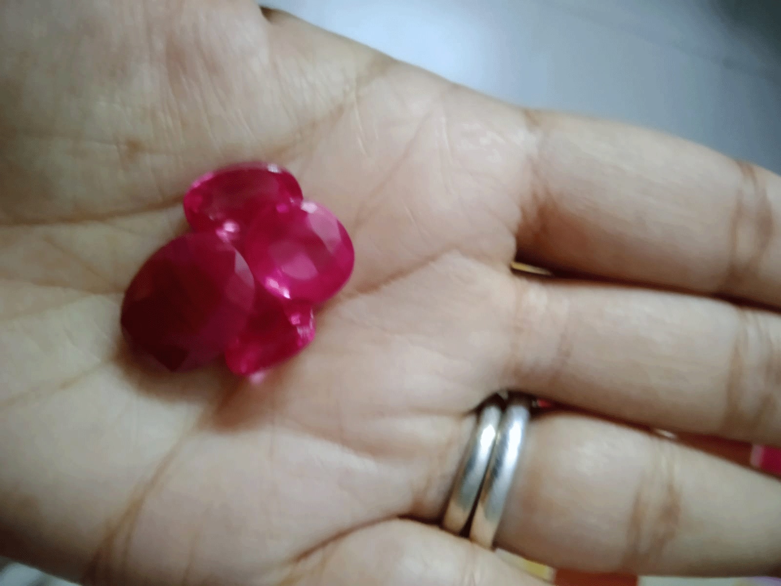 Manik Gemstone: नौकरी करने में आ रही है दिक्कत, पहने ये रत्न, रातों-रात चमकाता है किस्मत