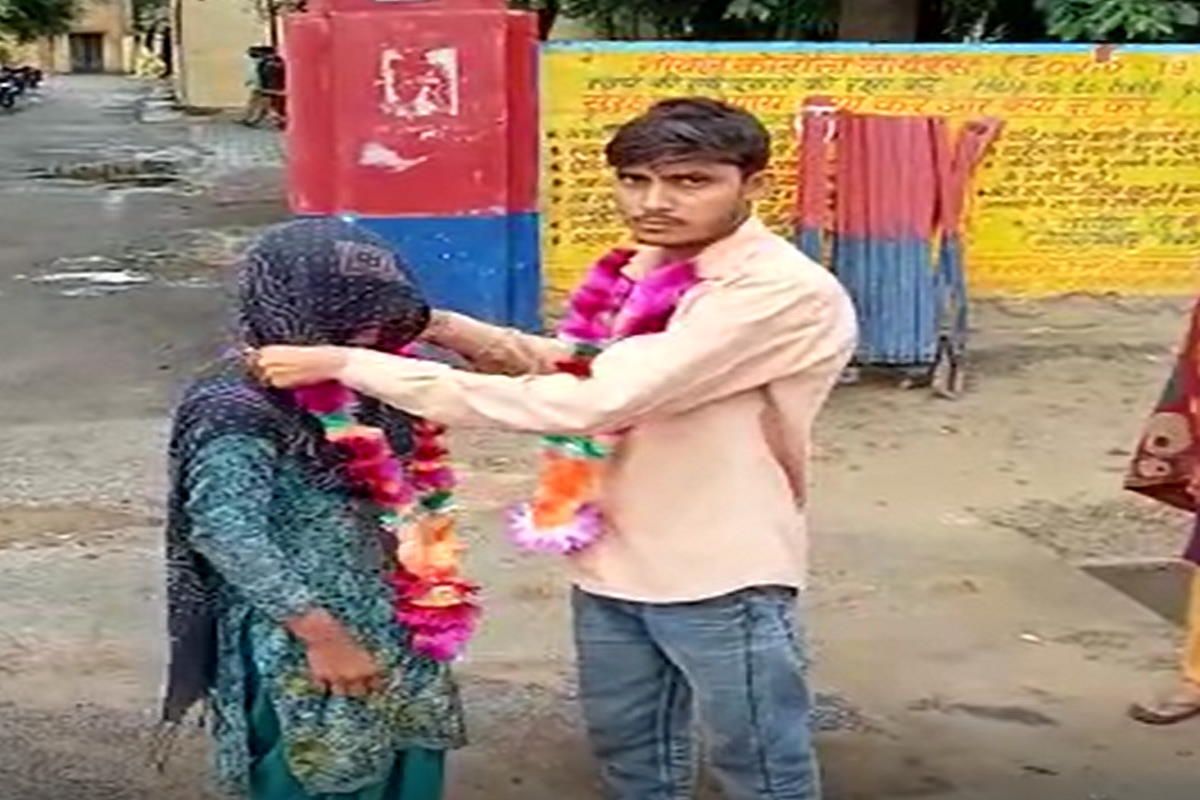 बहन के देवर से युवती ने किया थाने में विवाह, चर्चा का विषय बनी प्रेमी ...