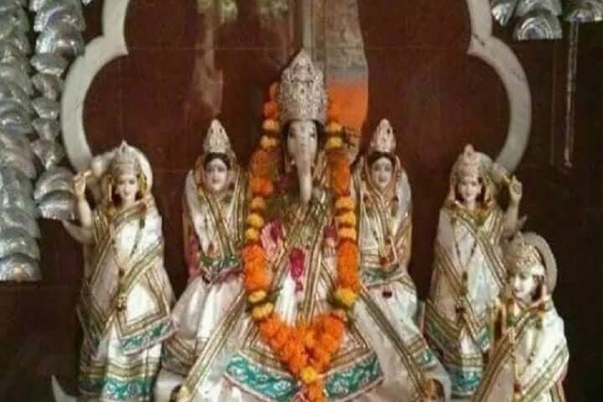 Vidya Dham Temple : इंदूरमध्ये पाच बायकांसोबत विराजमान आहे गणपती बाप्पा ...