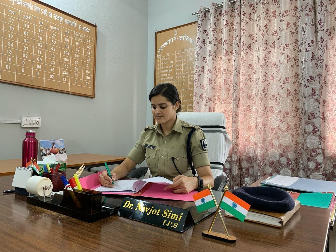 Success Story: डॉक्टरी छोड़कर बनीं IPS ऑफिसर, बला की हैं खूबसूरत, जानें ...