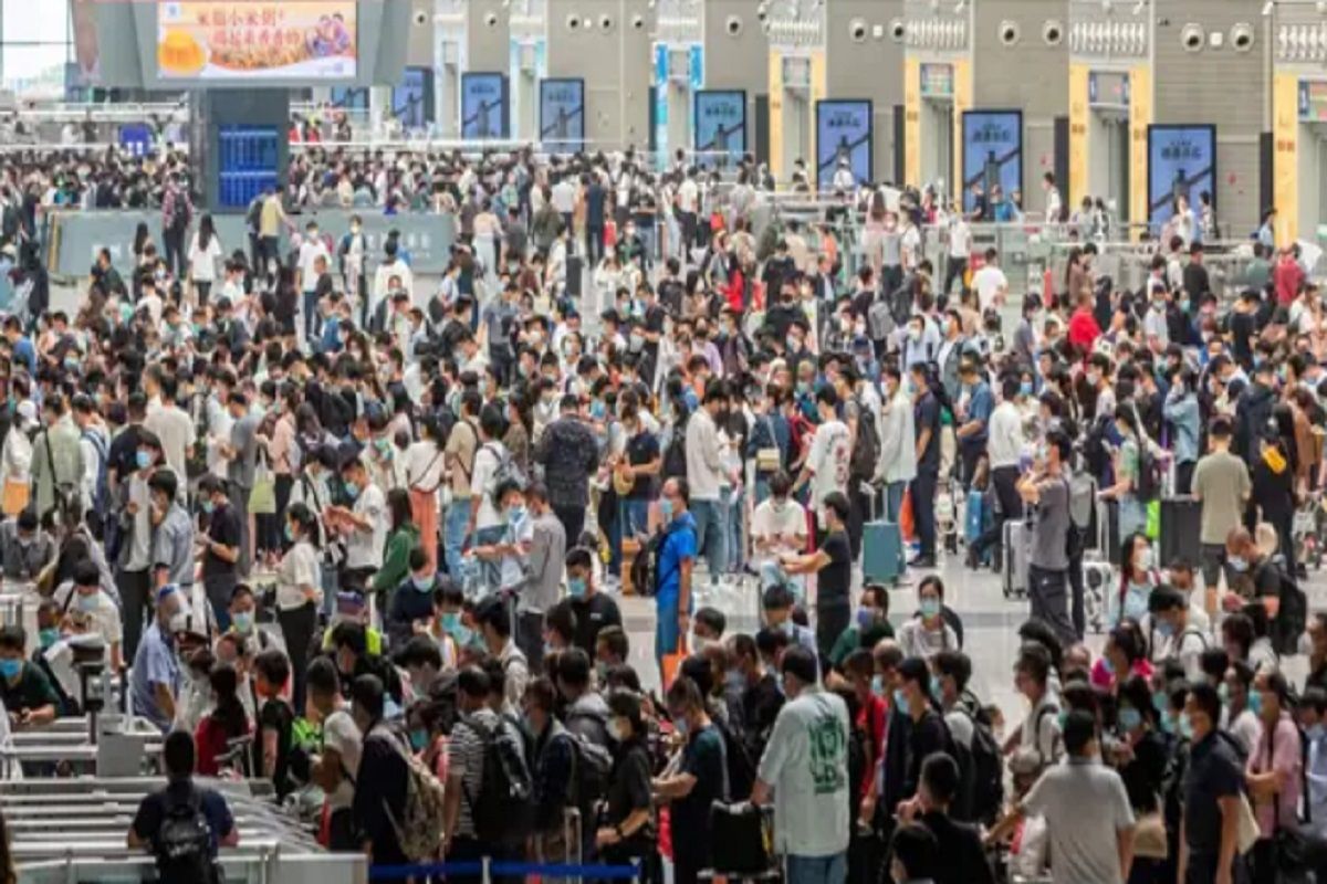 Video Shows Foxconn Workers Climb Fences To Escape Covid-19 Curbs in China