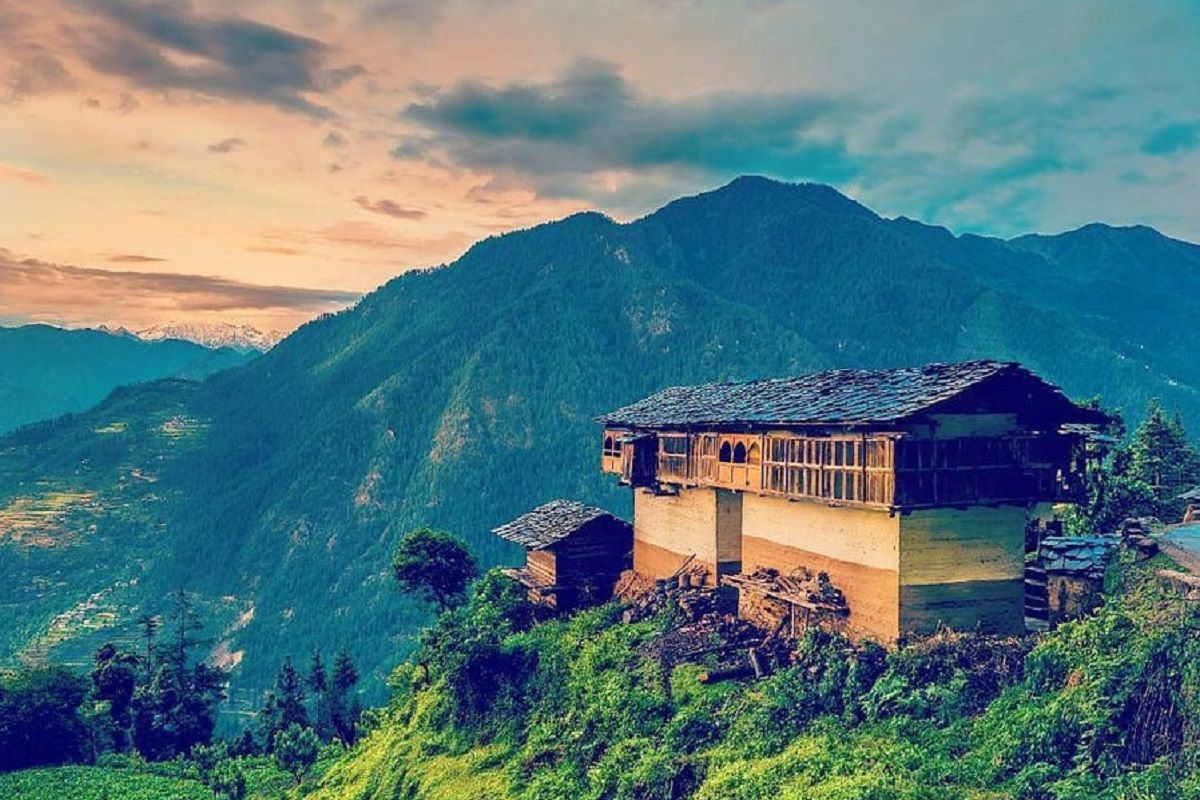 दिल्ली से 499 किमी दूर है हिमाचल का यह खूबसूरत गांव, जानिये क्या है ...