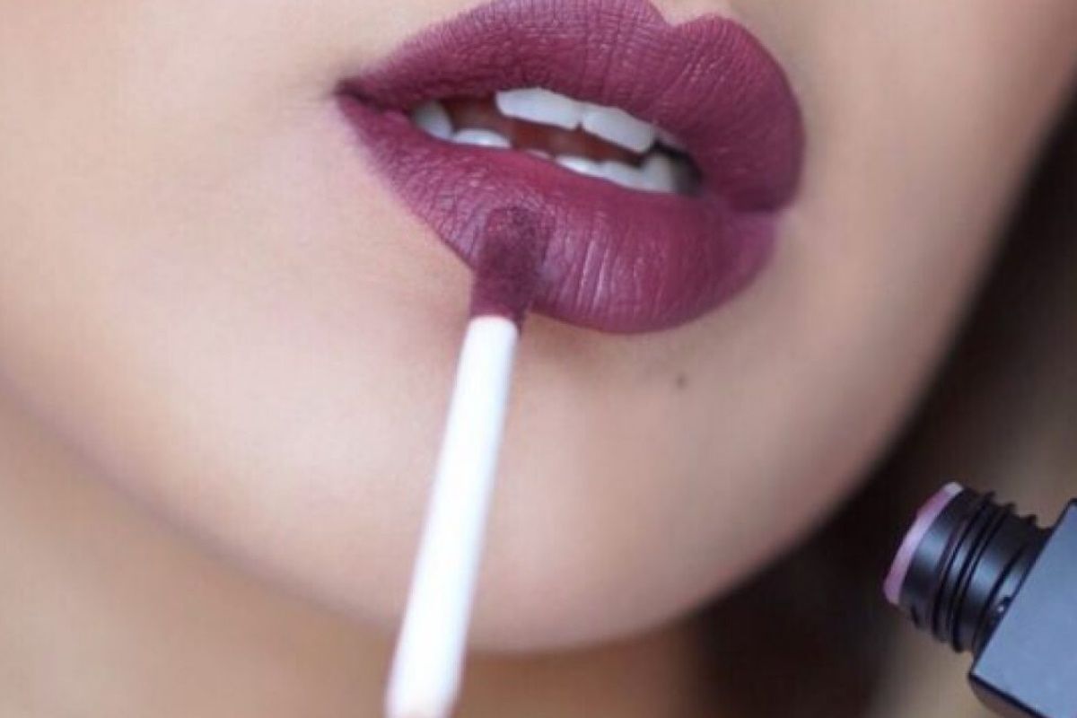 नाजुक गुलाबी होठों को काला बना रही है आपकी लिपस्टिक, पार्टनर खींचा चला ...