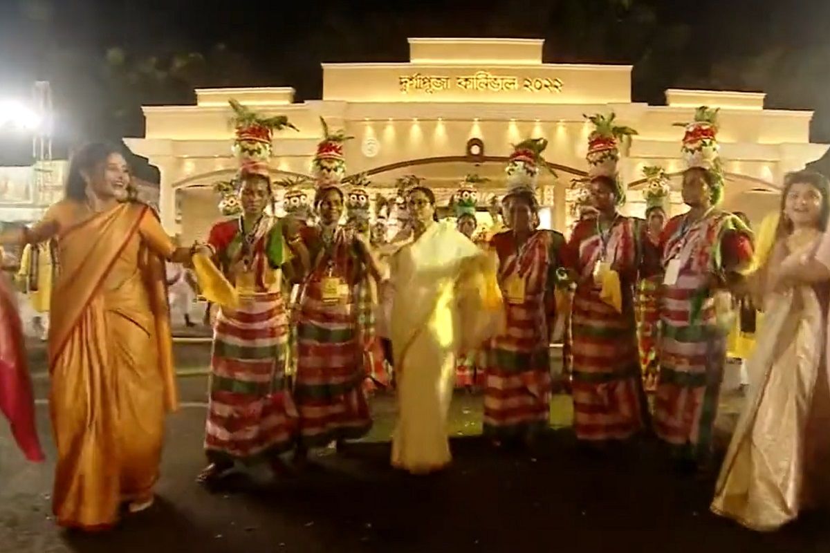 VIDEO CM Mamata Banerjee Shakes A Leg With Artists During Durga Puja ...