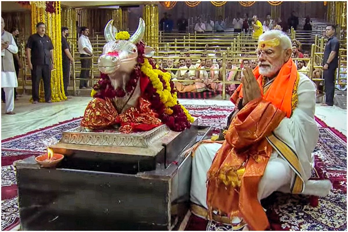 Mahakal Temple: माथे पर तिलक, पारंपरिक धोती और गमछा पहन PM मोदी ने की ...
