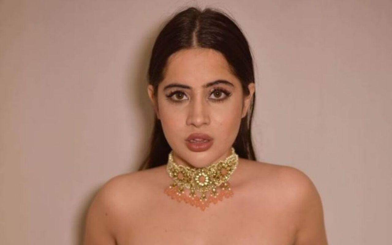 पहली बार सामने आई उर्फी जावेद की बेडरूम फोटो, बिस्तर पर नजर आया Urfi Javed का कोई बेहद खास