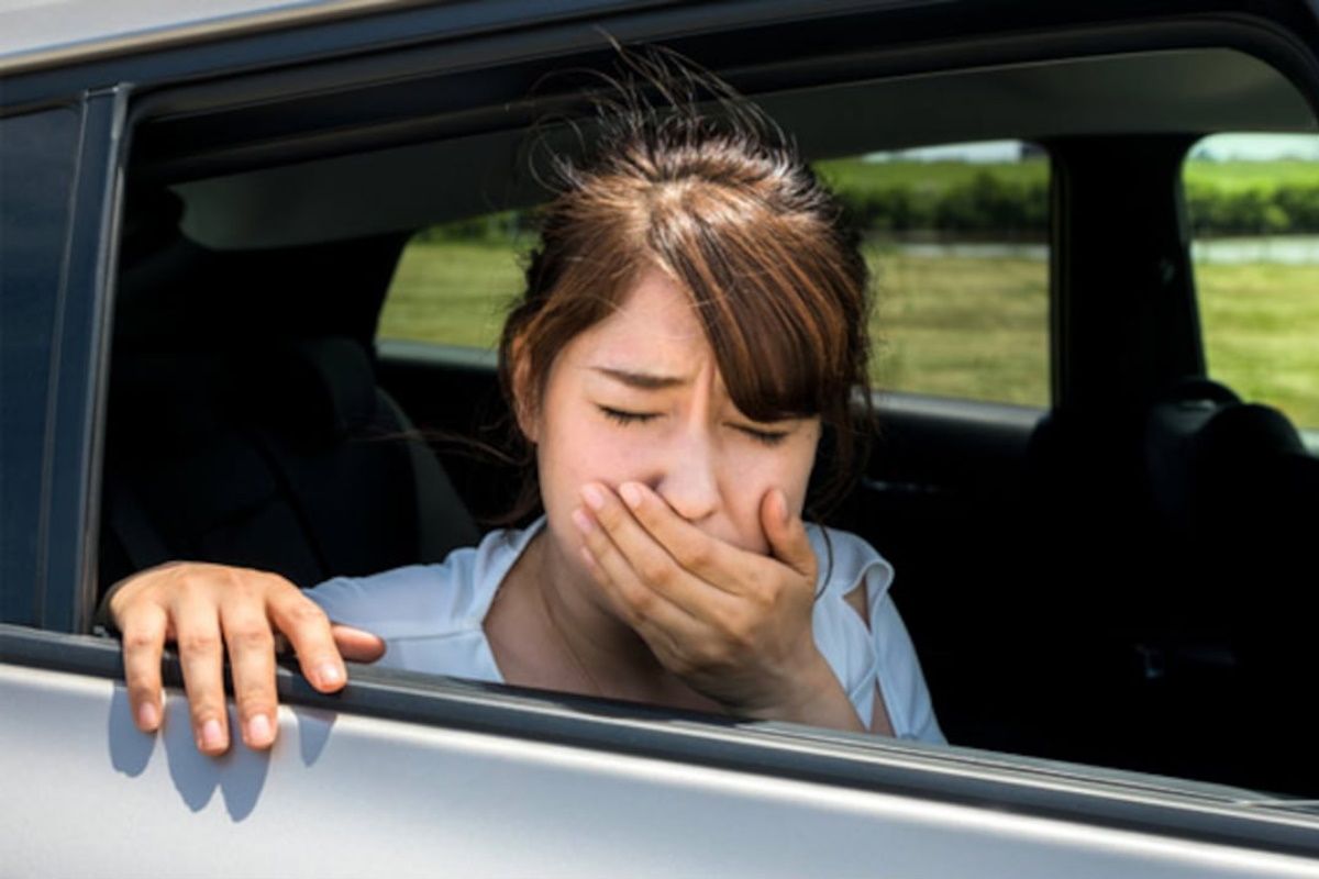 कार में बैठने पर चकराता है सिर और आती है उल्टी? इन टिप्स को आजमा कर ...