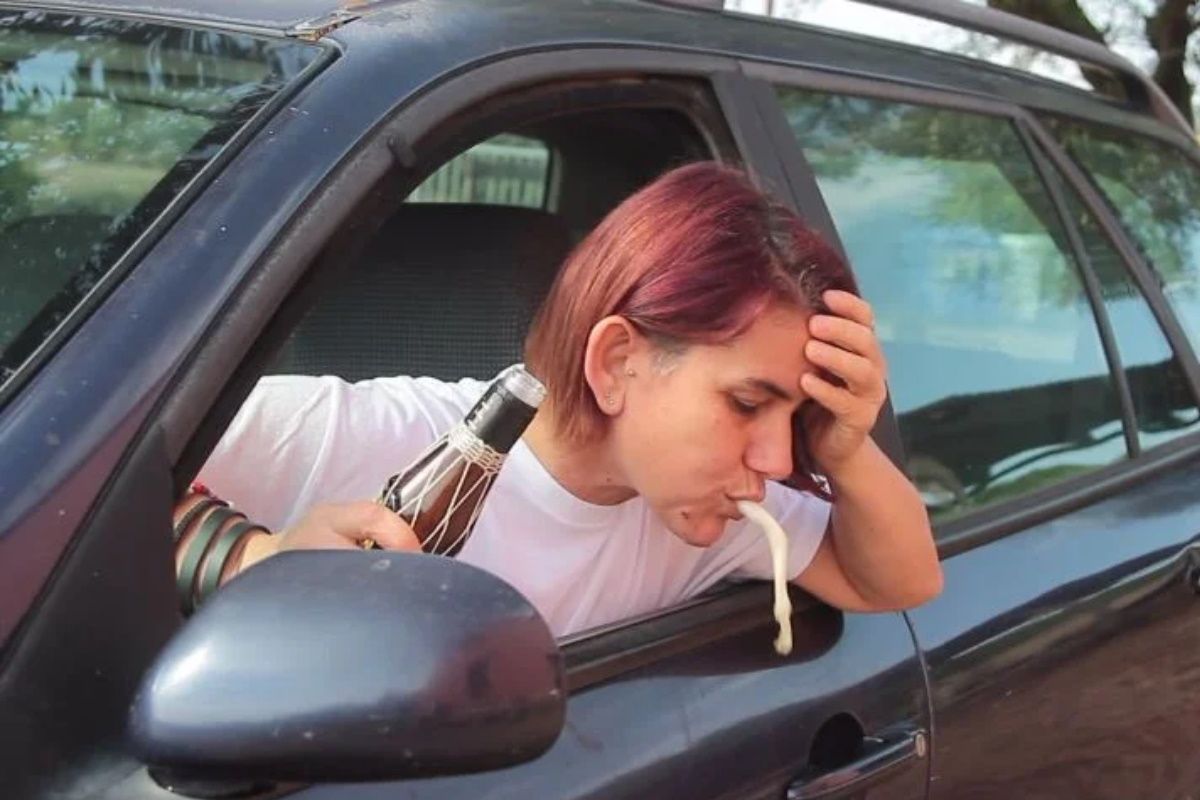 कार में बैठने पर चकराता है सिर और आती है उल्टी? इन टिप्स को आजमा कर ...