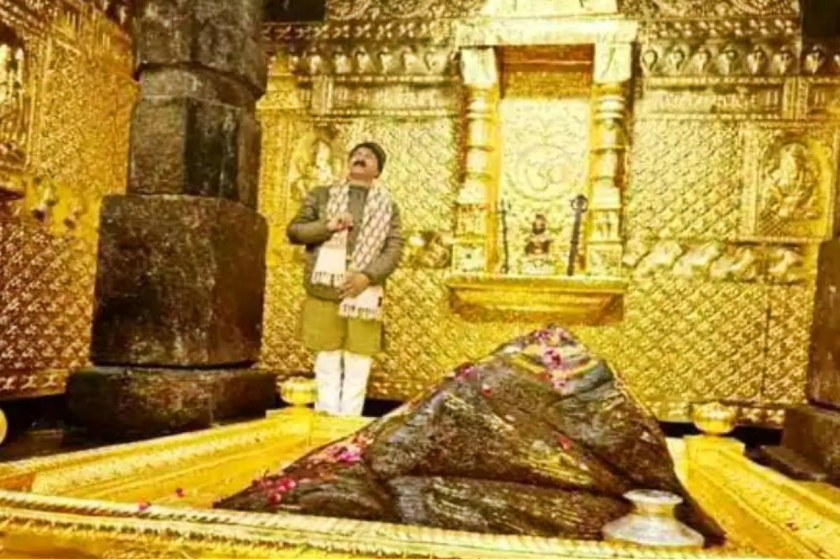 Viral: केदारनाथ गर्भगृह में फोटो खींचना है वर्जित, मगर सामने आई मंदिर ...