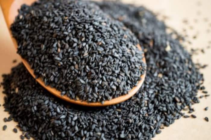 काले तिल के फायदे क्या हैं और क्या है इसकी तासीर, क्या हर रोज खाना ...